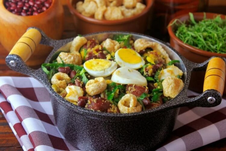 Feijão Tropeiro de Restaurante Feito em Casa (Quem Prova Sempre me Pede ...