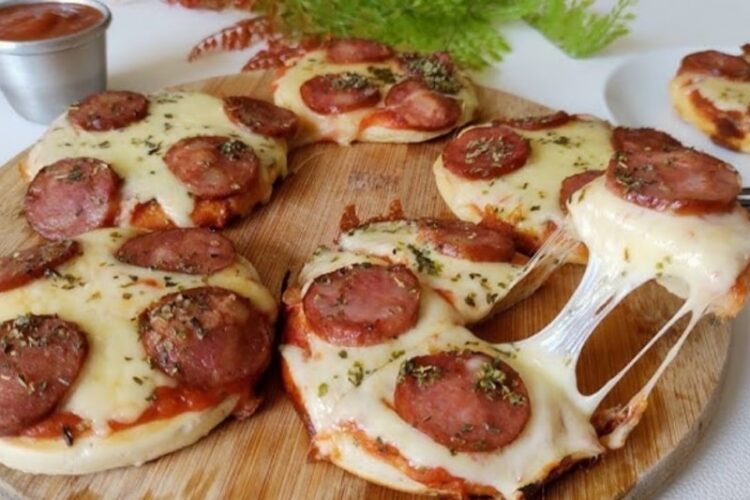 Receita de Mini Pizza Caseira (Bem Fácil e Super Deliciosa) - Maravilha ...